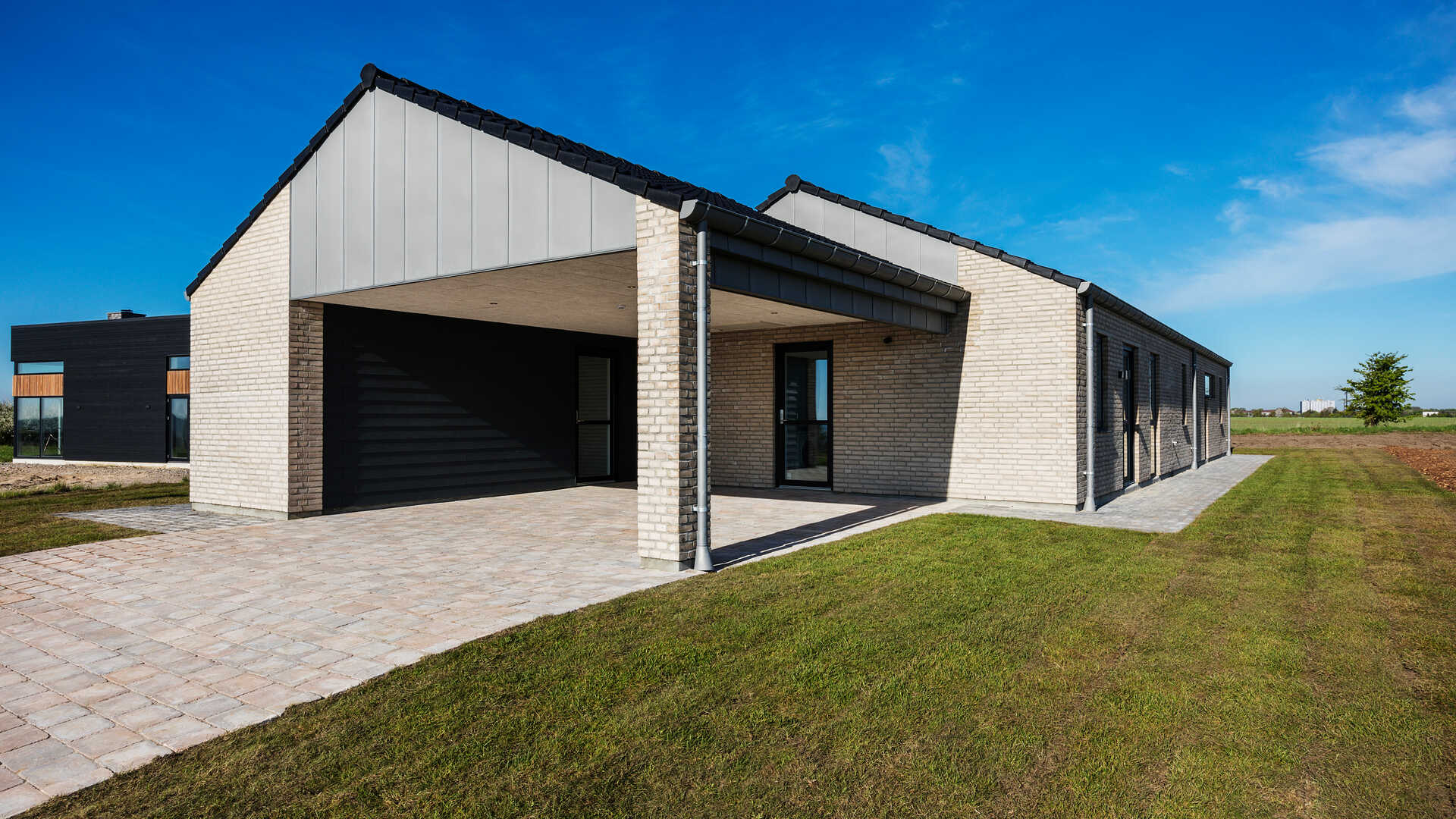 Forskudt længehus i moderne parcel - se huset her | HusCompagniet