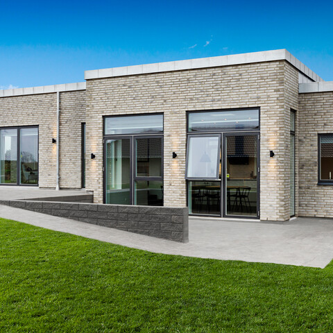 Fladt tag i flere niveauer. Murkrone i zink. Lyse facader og ...